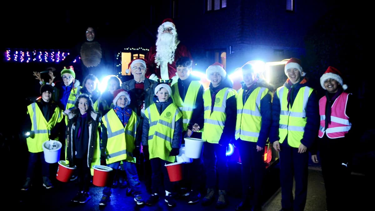 Santa sleigh tour supports Farnham food bank | altonherald.com