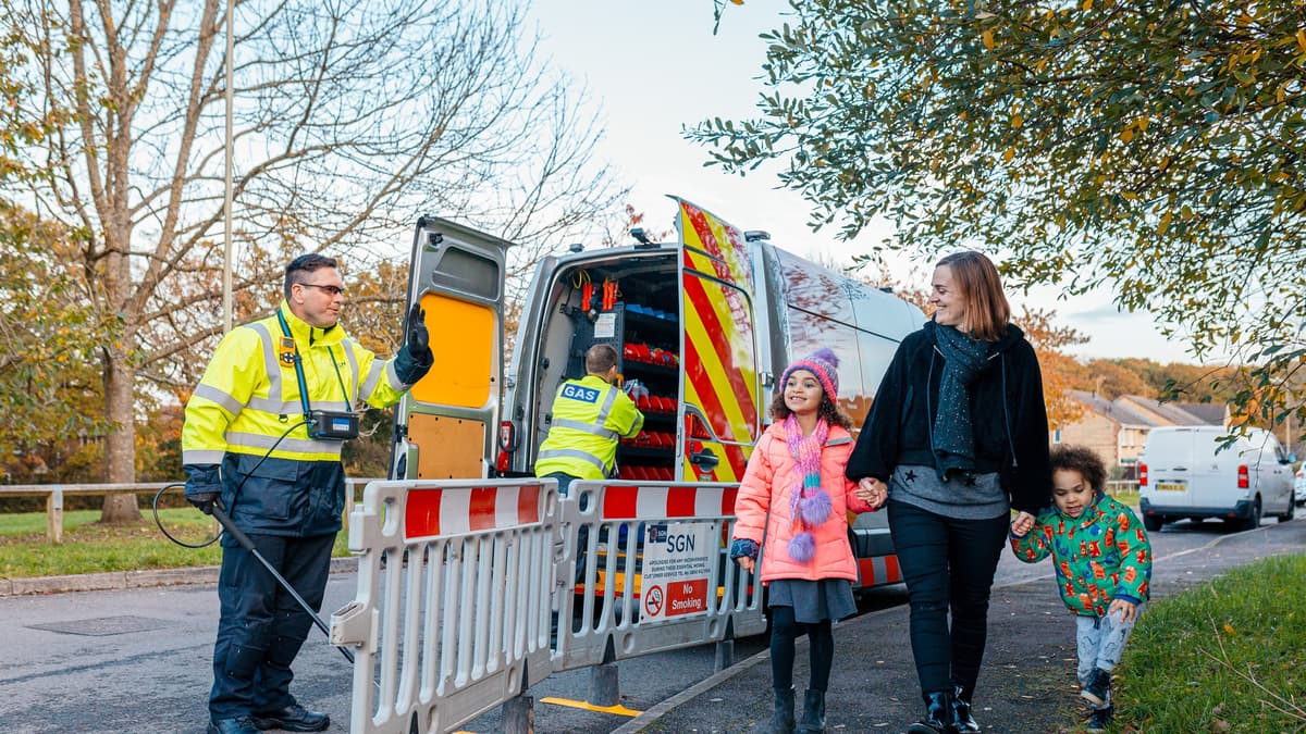 Roadworks for new gas pipes at Jacklyns Lane in Alresford | altonherald.com